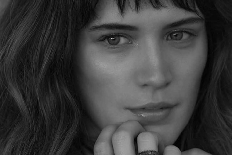 Bianca Bin surge de biquíni e usa sangue menstrual nas plantas | Metrópoles