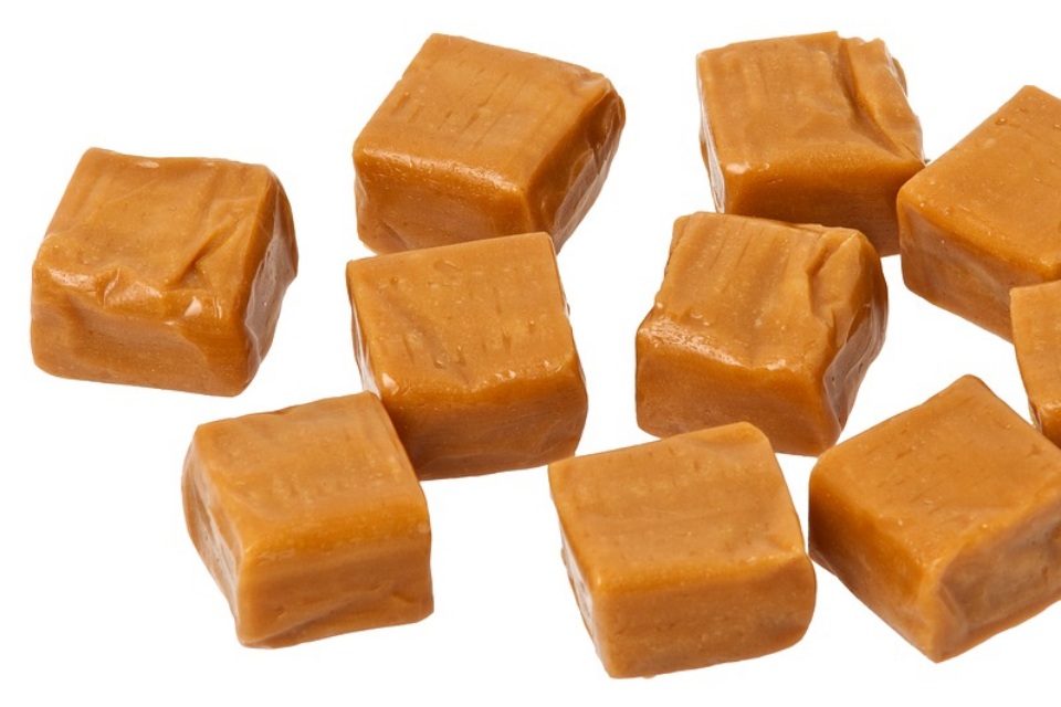 Bala de caramelo cremosa com 3 ingredientes: receita tem gosto de ...