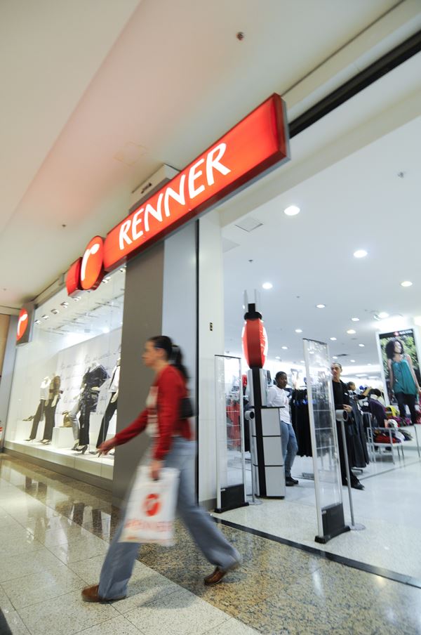 Renner inaugura máquina de venda automática com camisetas e álcool em ...