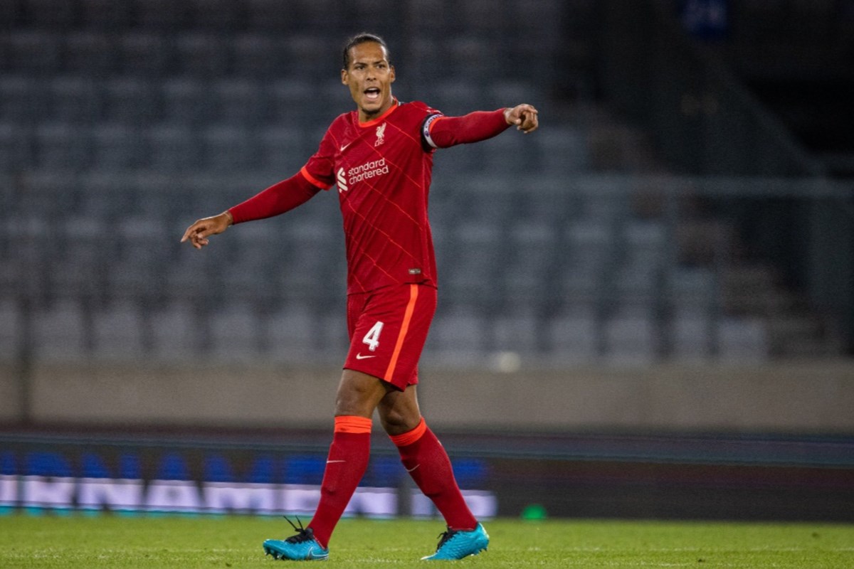 Van Dijk alcança a marca de três digitos defensivos pelo sexto ano ...