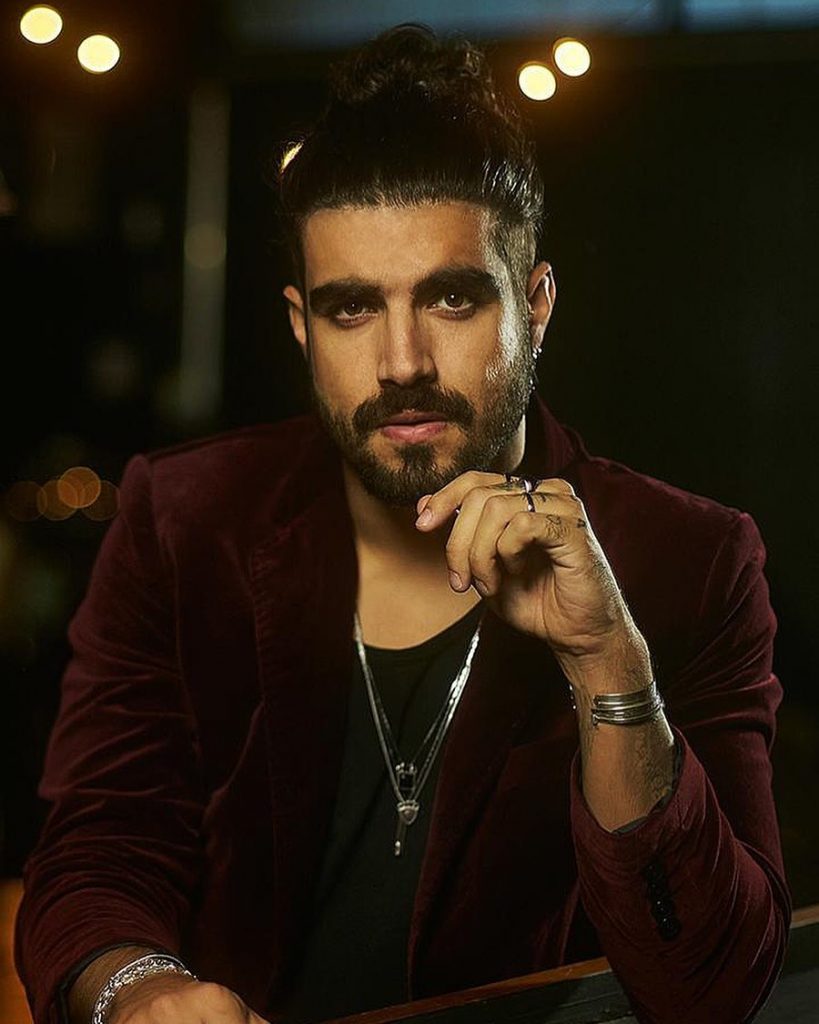 Caio Castro é flagrado aos beijos com duas loiras na mesma noite ...