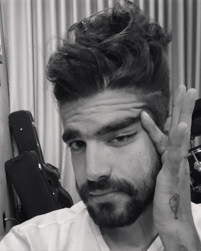 Caio Castro é flagrado aos beijos com duas loiras na mesma noite ...