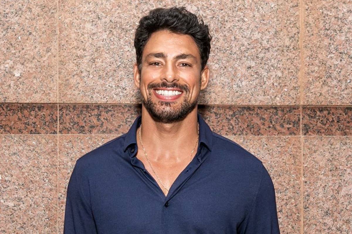 Cauã Reymond faz movimentos “bizarros” com a barriga e choca fãs ...