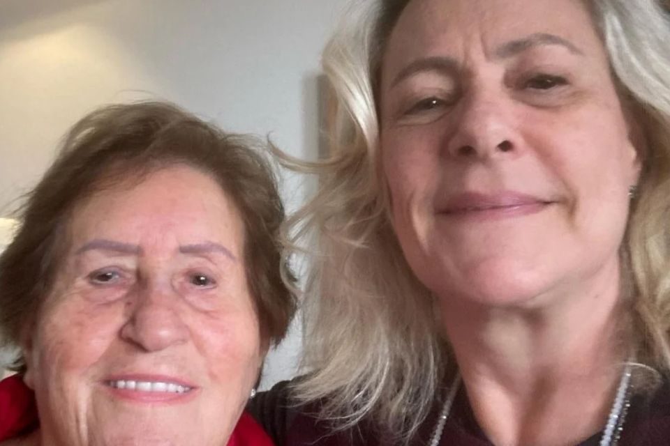 Elizabeth Savala desabafa sobre a morte da mãe: “Sem conseguir falar ...