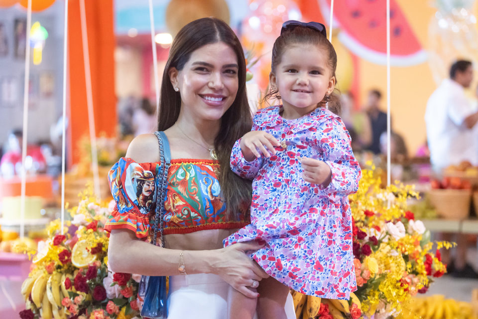 Marcela Corrieri e Laura Vaz festejam aniversário em tarde animada ...
