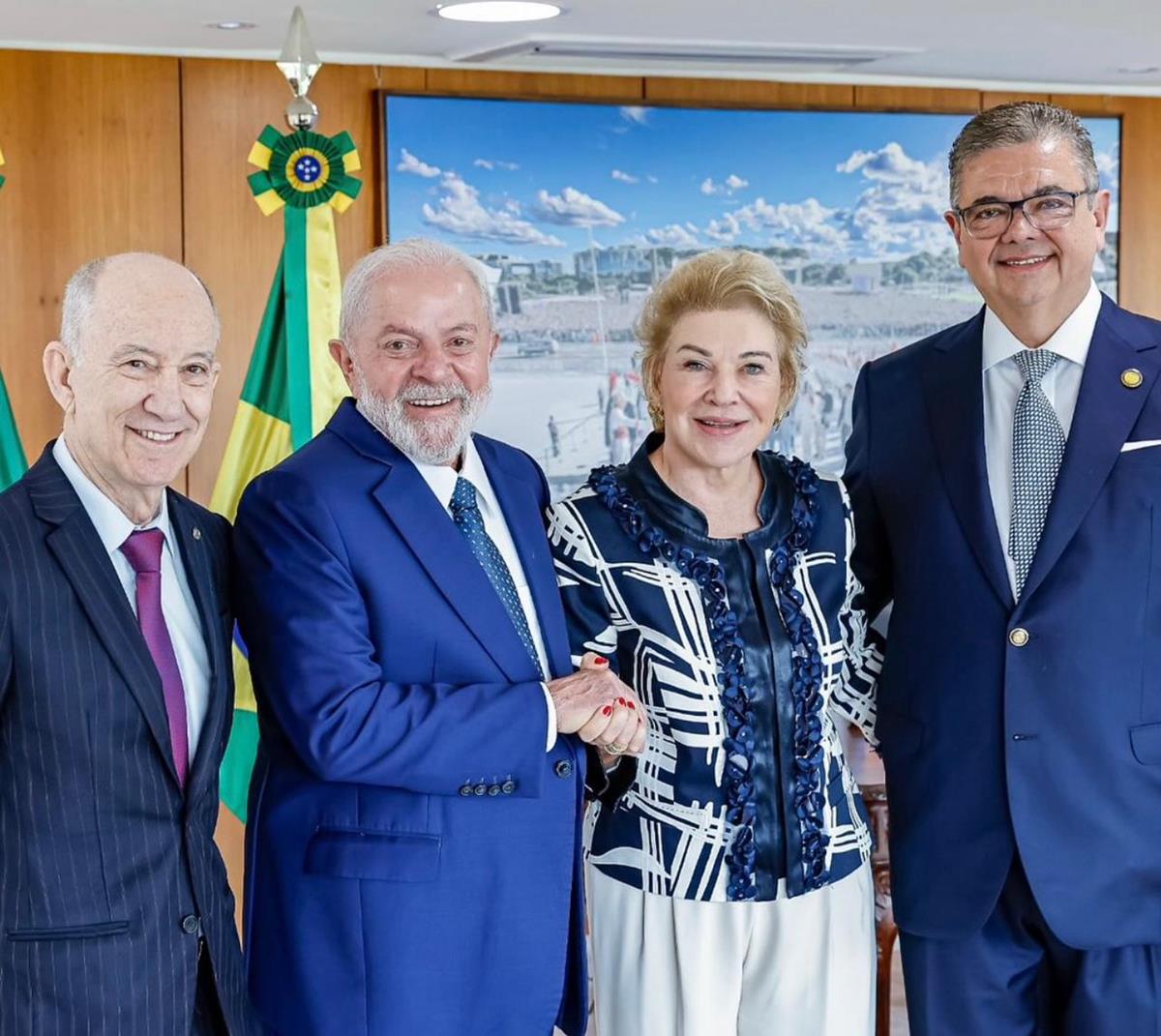 Entrega de livro e pedido de tempo: como foi encontro de Lula e Marta ...