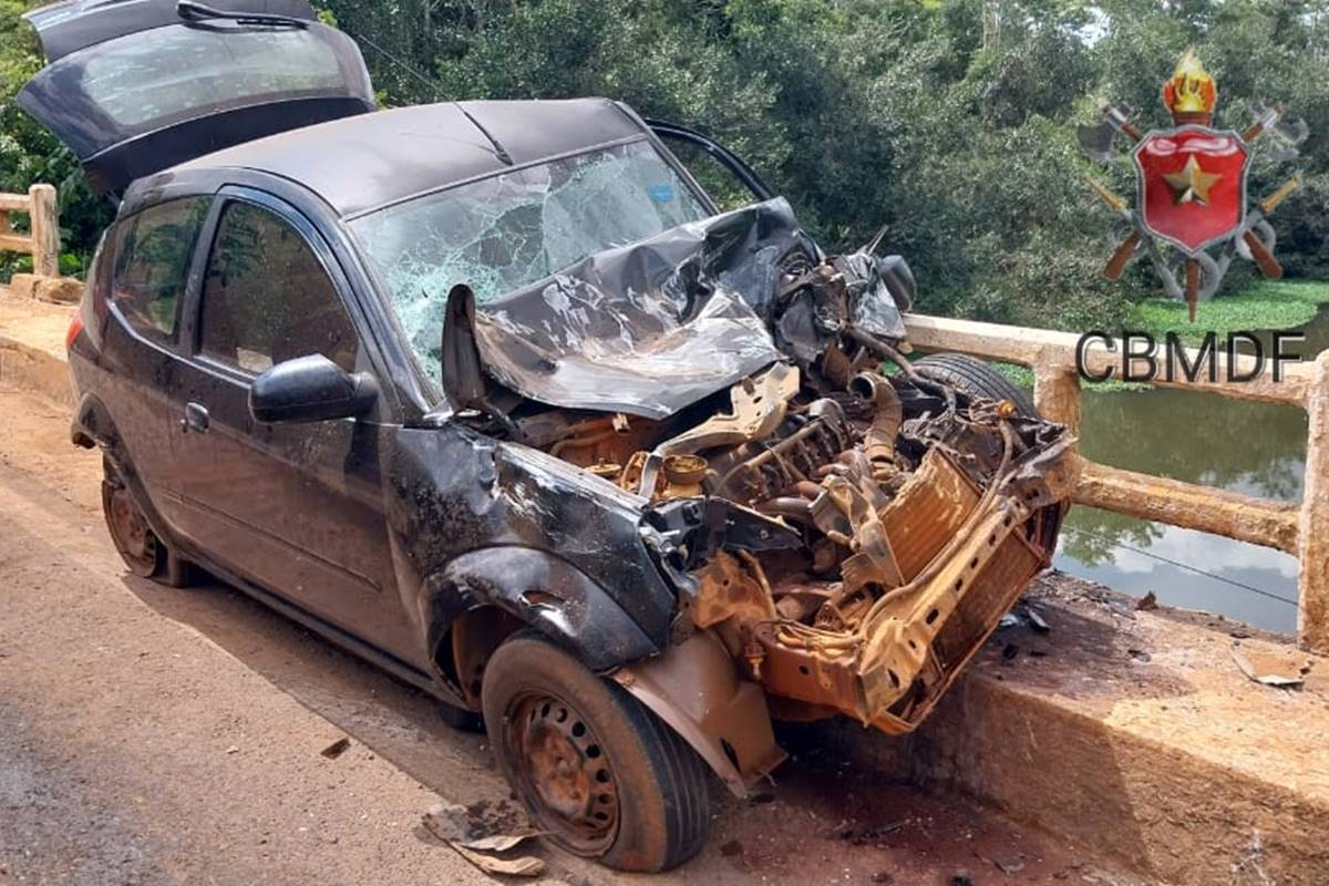 DF: mulher fica presa nas ferragens após carro bater em ônibus escolar | Metrópoles