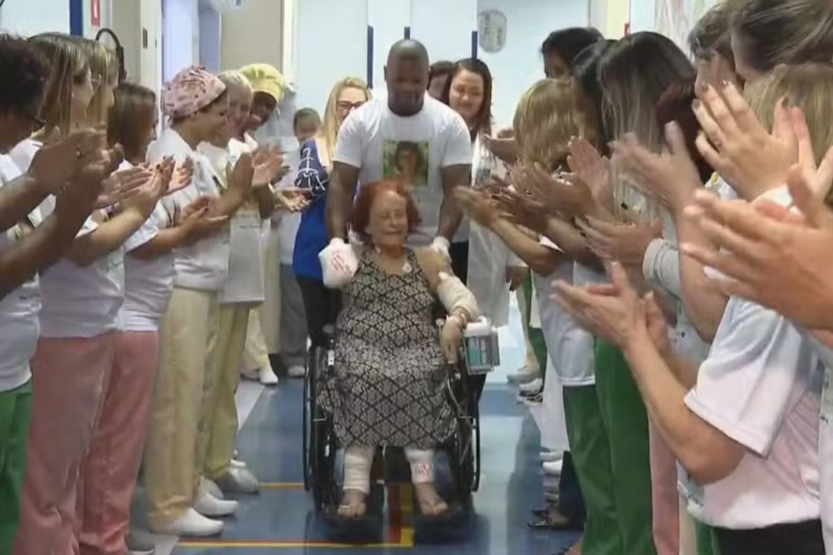 Vídeo: assista ao momento em que Roseana Murray deixa hospital no Rio ...
