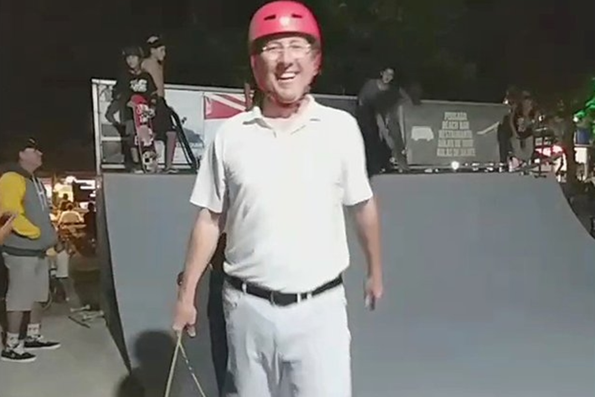 John Textor cai de skate, fratura o cotovelo e passa por cirurgia ...