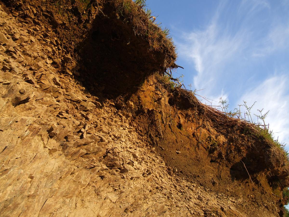 Trabalhador é soterrado após desmoronamento de barranco e sobrevive ...